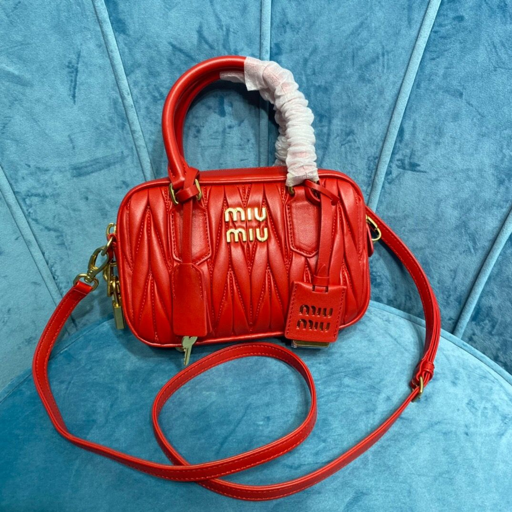 Сумка на плечо планшет Miu Miu Сумка кондуктора планшет Miu Miu купить с доставкой по выгодным