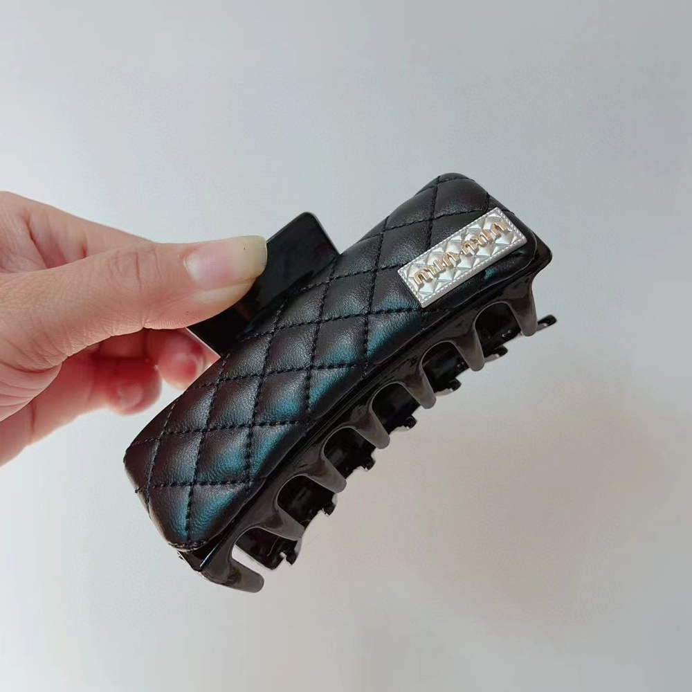 Зажим для волос Miu Miu купить с доставкой по выгодным ценам в интернет магазине Ozon 1360971206