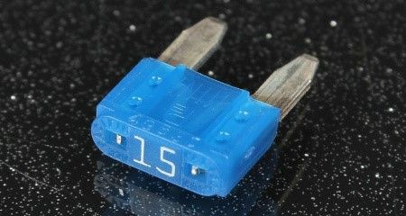 Предохранитель флажковый MINI 15A F1570 KOITO - купить по низкой цене в интернет-магазине OZON ...