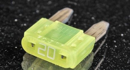 Предохранитель флажковый MINI 20A F2070 KOITO - купить по низкой цене в интернет-магазине OZON ...