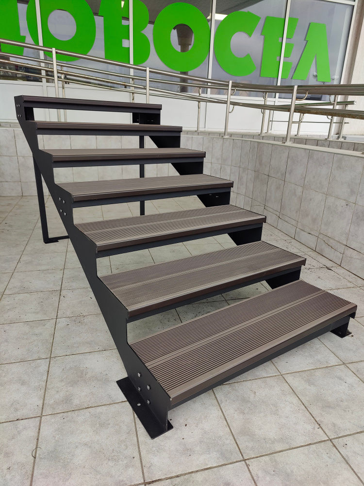 Лестница-крыльцо с ступенями ДПК,7 ступеней, без ограждения. - купить с ...