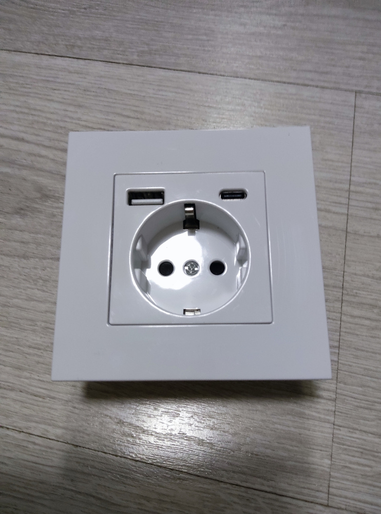 Встраиваемая розетка с Usb Type A и Type C 220В с заземлением и защитой от короткого замыкания